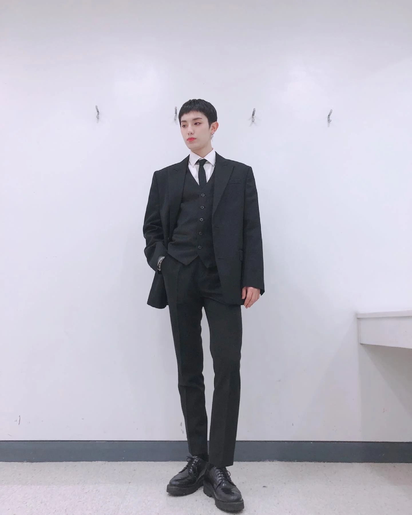 Idols de terno: visuais que vão do clássico ao extravagante